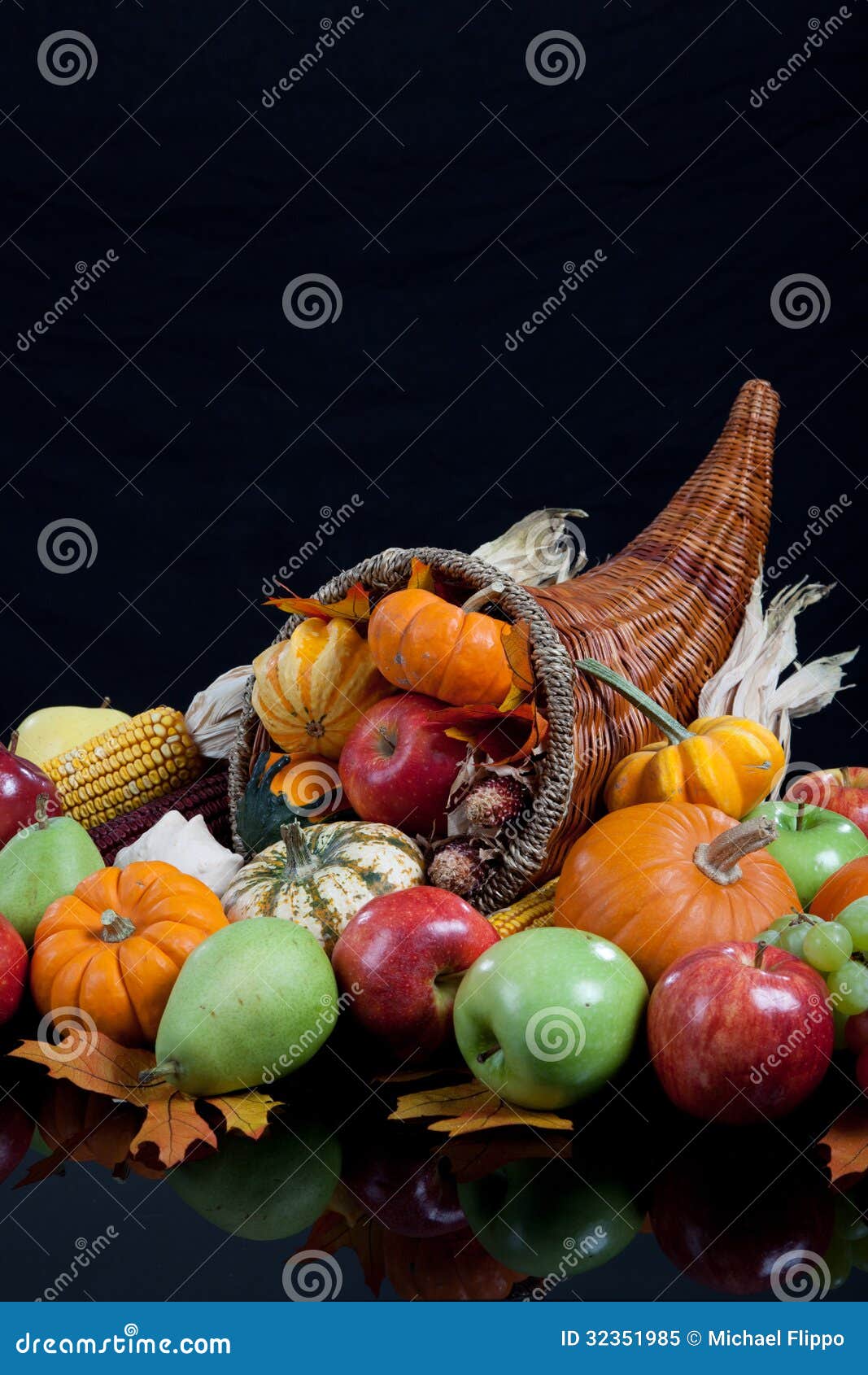 Una Cornucopia Di Straripamento Su Un Fondo Nero Immagine Stock ...