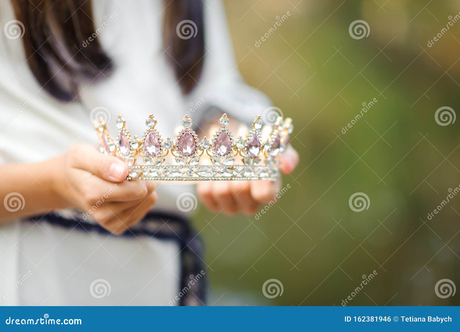 Una Corona En Manos De Una Chica Foto de archivo - Imagen de mano ...