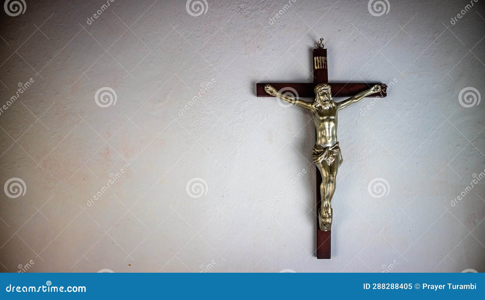 Una Cruz Colgada En Una Pared Blanca Imagen de archivo - Imagen de ...