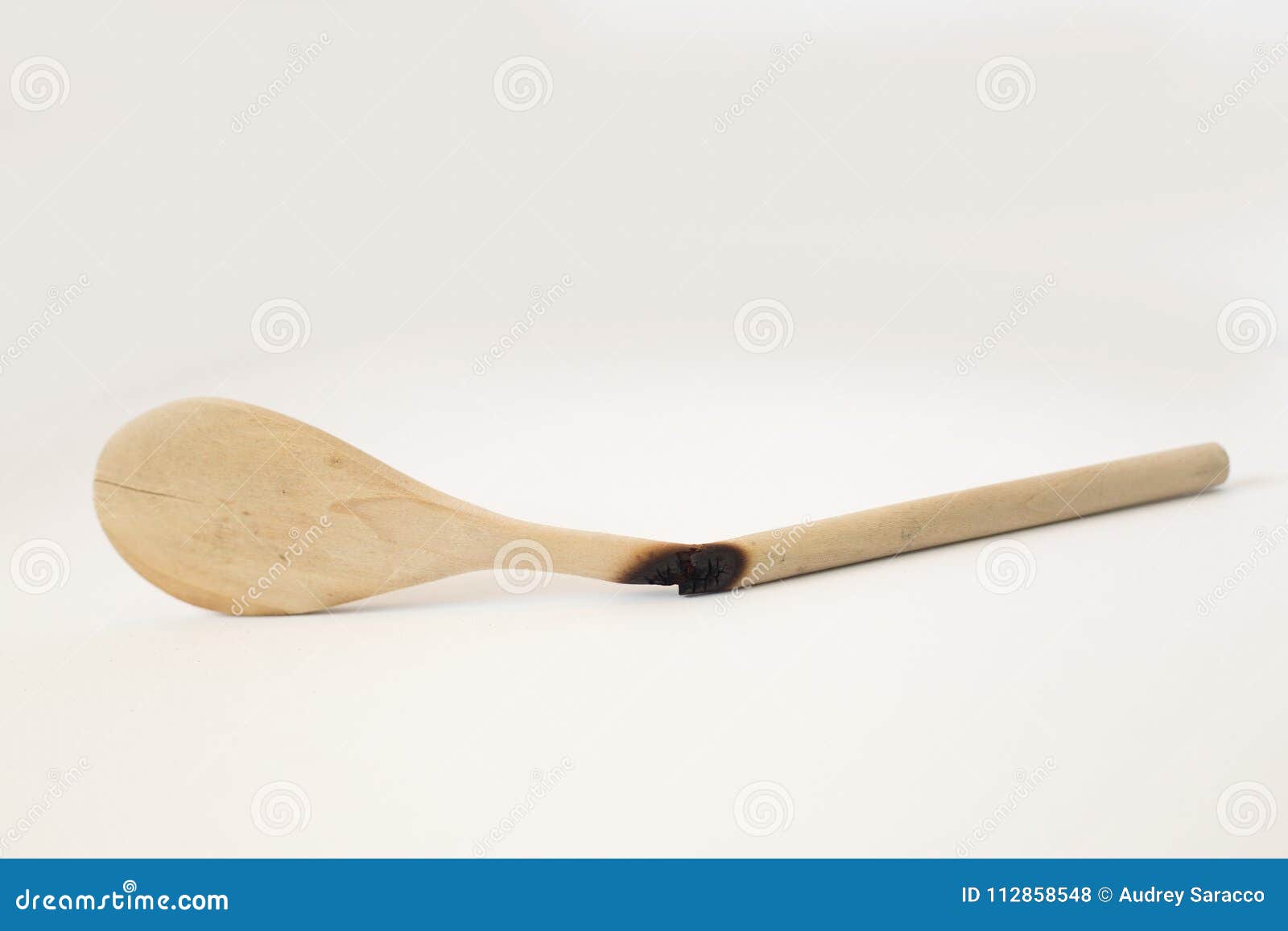 Una Cuchara De Madera Quebrada Foto de archivo - Imagen de housewife ...