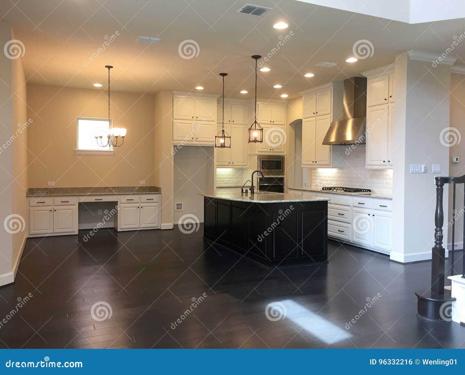 Una Cucina Moderna Piacevole Di Nuova Casa Fotografia Stock - Immagine ...