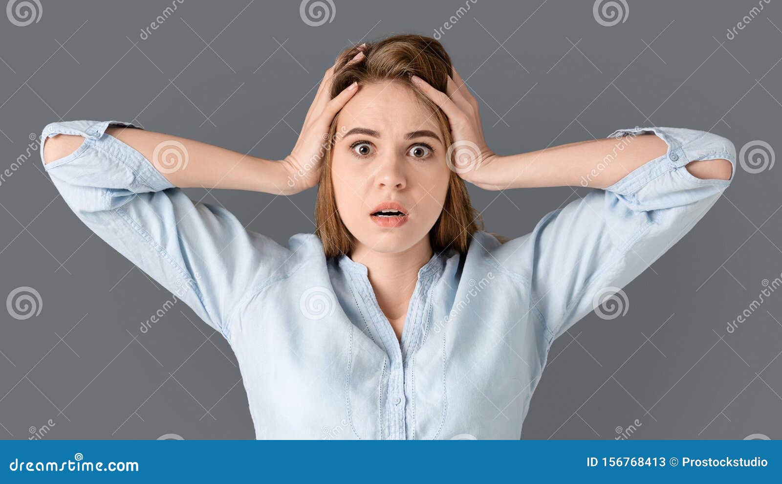 Una Donna Bionda Stupita Che Si Stringe La Testa Immagine Stock ...