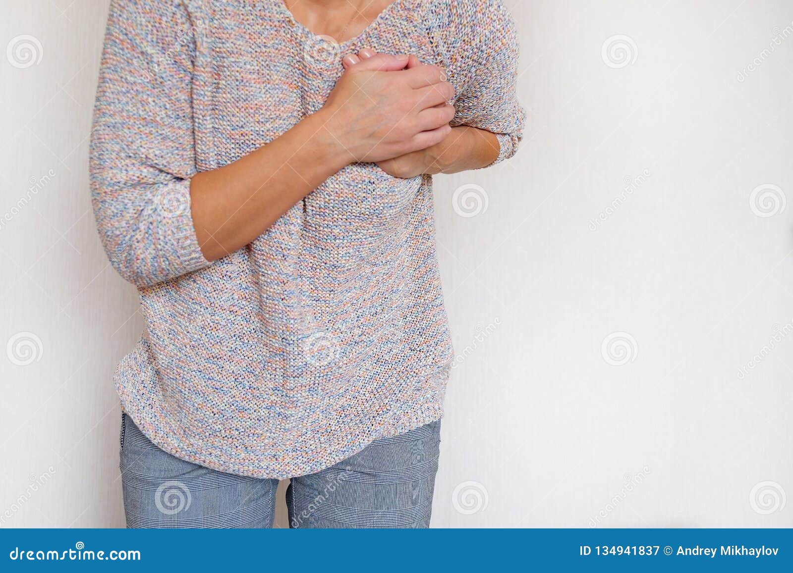 Una Donna Che Soffre Dal Dolore Toracico Problema Sanitario Donna Che ... Una Donna Che Soffre Dal Dolore Toracico Problema Sanitario Donna Che ...