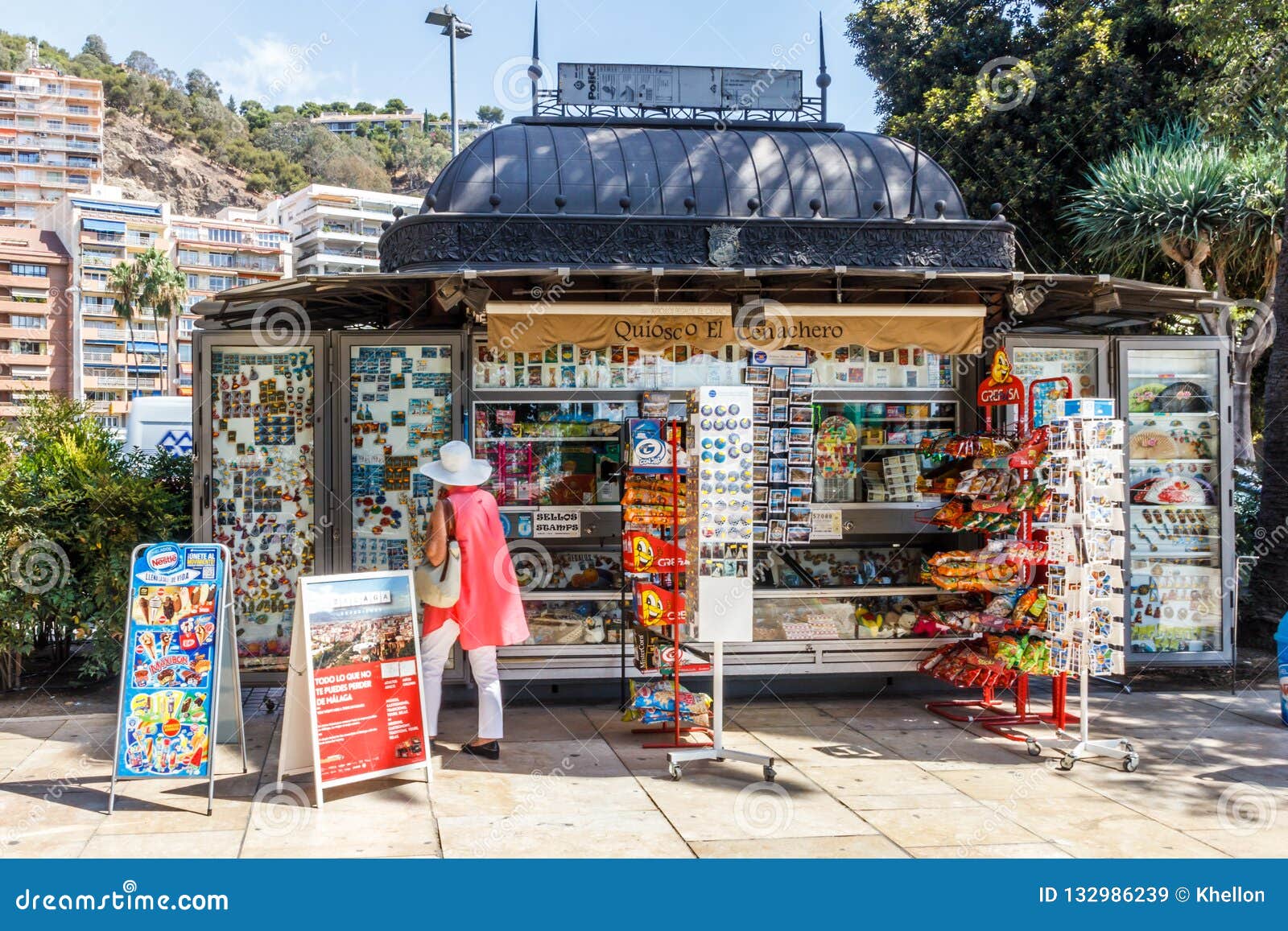 Una Donna Esamina Le Cartoline Un Chiosco Immagine Stock Editoriale ...
