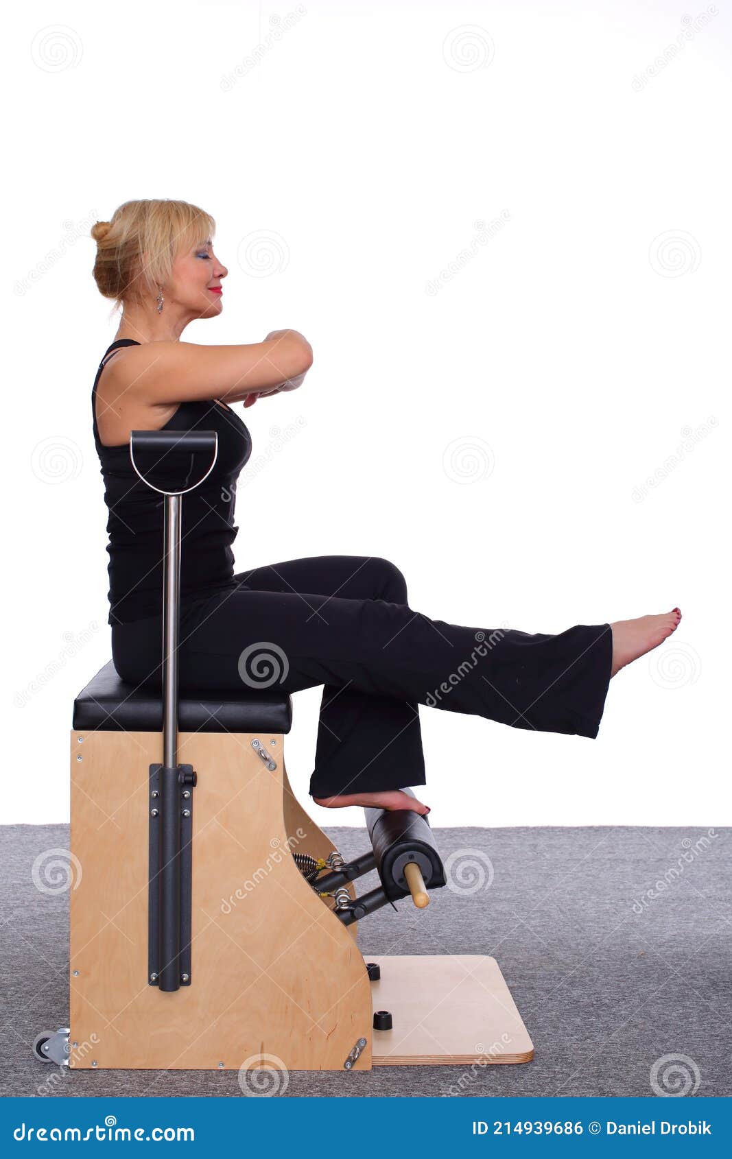 Una Entrenadora De 50 Años Practica Pilates En Una Silla De Ascensor ... Una Entrenadora De 50 Años Practica Pilates En Una Silla De Ascensor ...