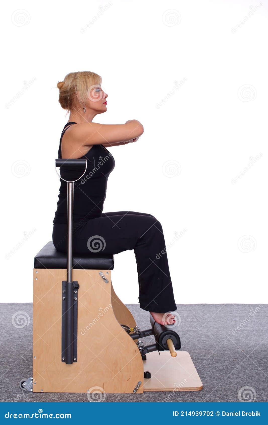 Una Entrenadora De 50 Años Practica Pilates En Una Silla De Ascensor ... Una Entrenadora De 50 Años Practica Pilates En Una Silla De Ascensor ...