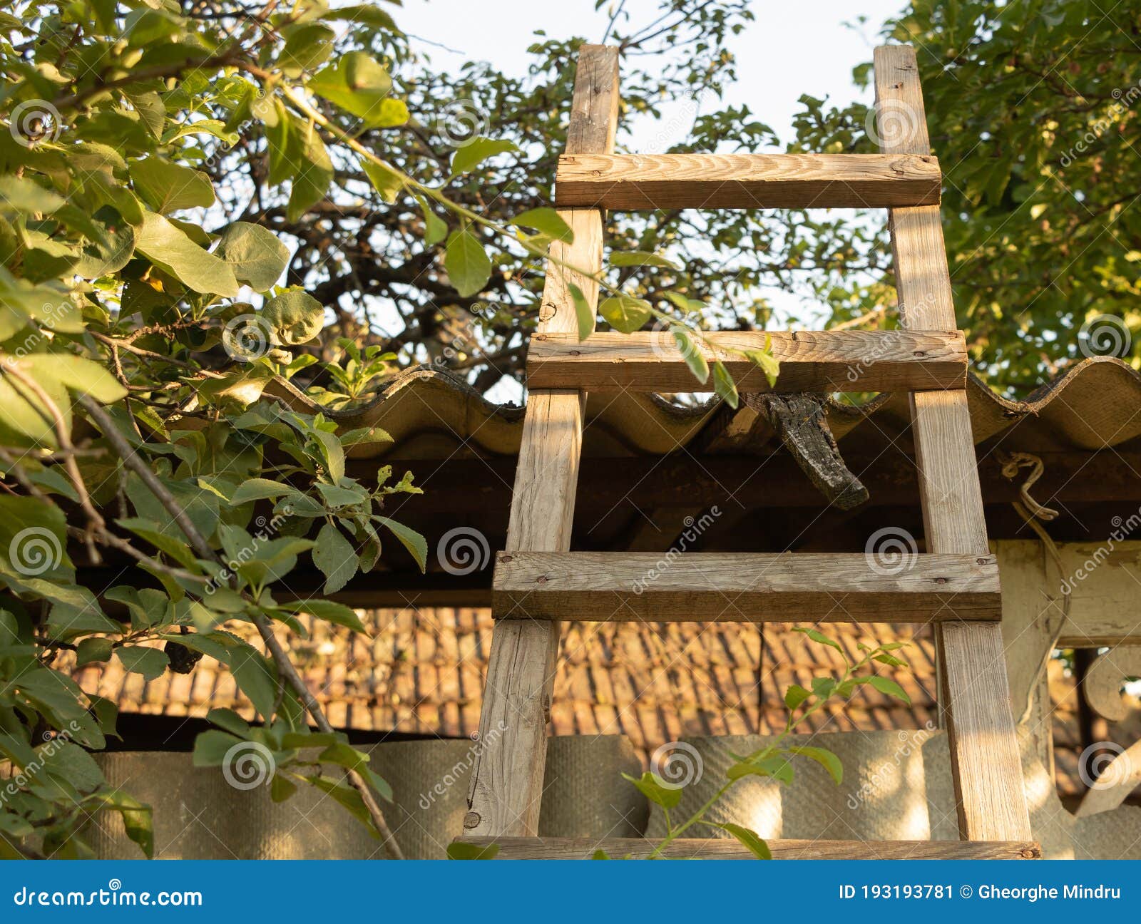 Una Escalera De Madera Colgada Del Techo Imagen de archivo - Imagen de ...