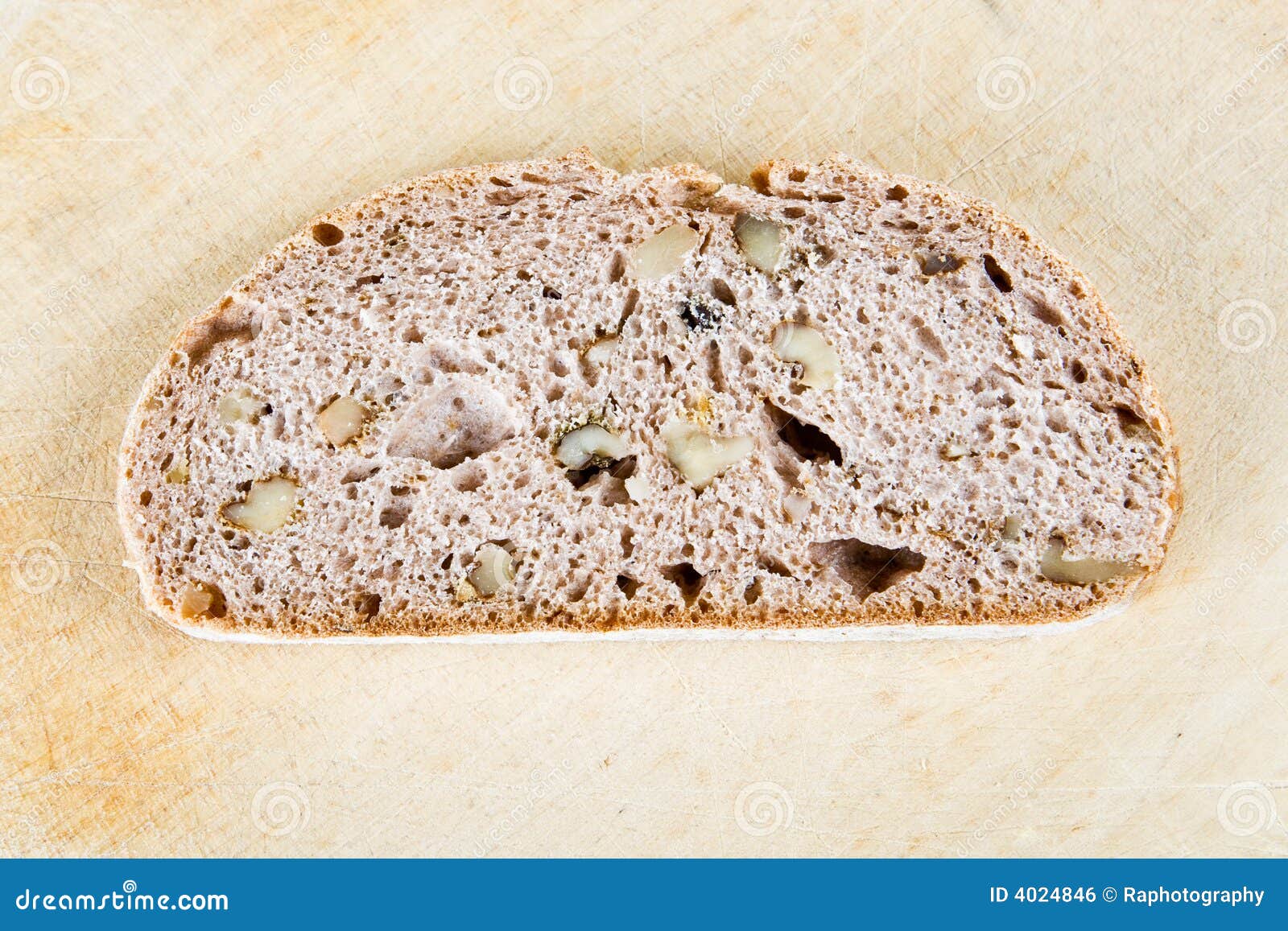 Una Fetta Di Pane Della Noce Fotografia Stock - Immagine di salute ...