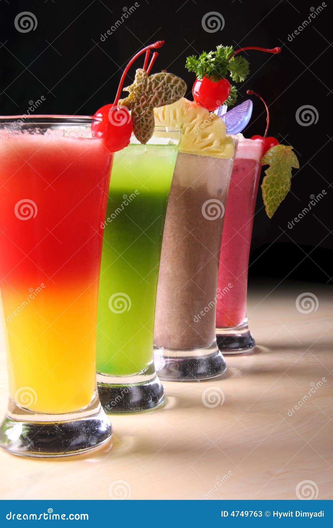 Una Fila De Jugos Coloridos Imagen de archivo - Imagen de baya, coctel ...