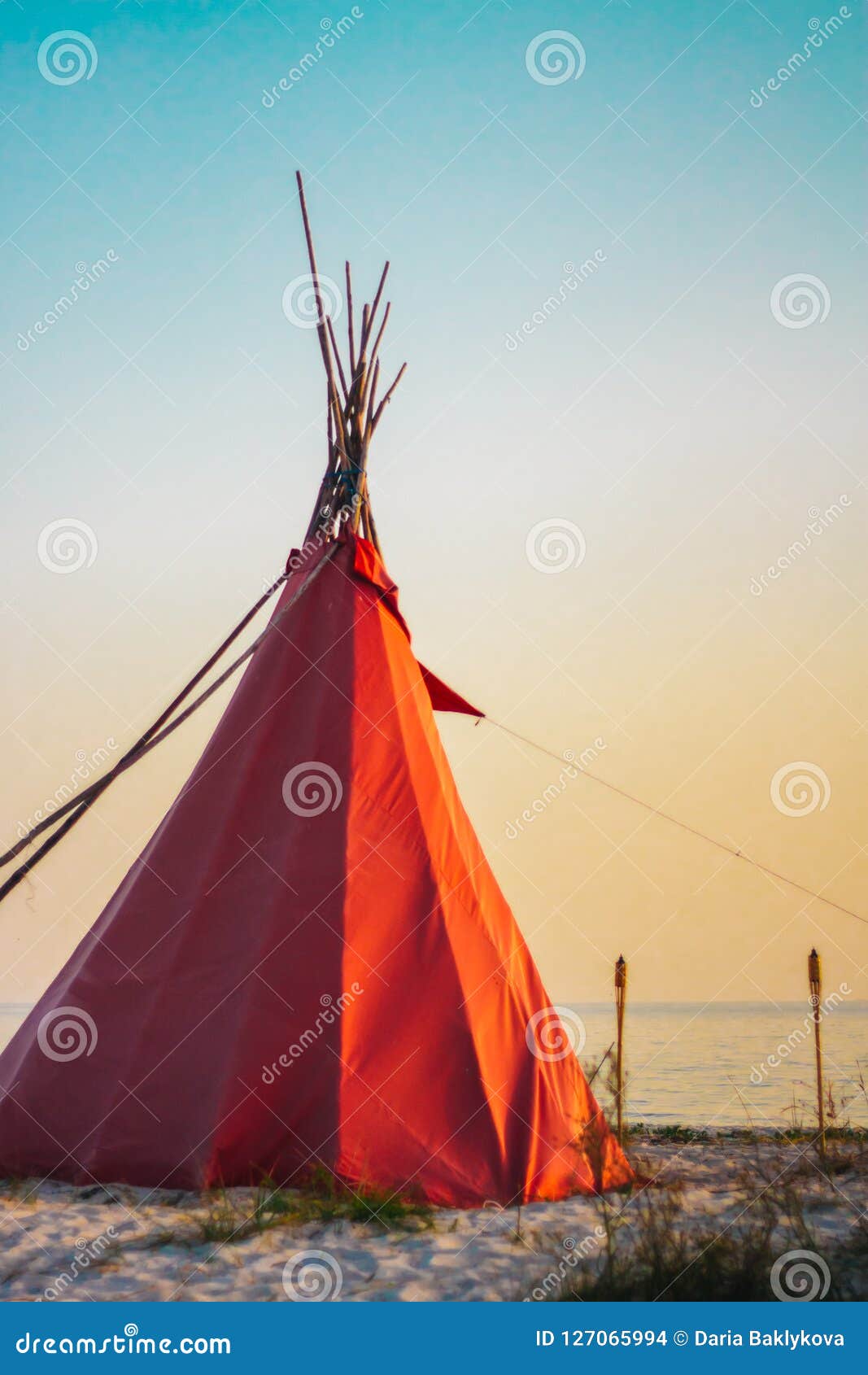 Una foto de un tipi foto de archivo. Imagen de camping - 127065994