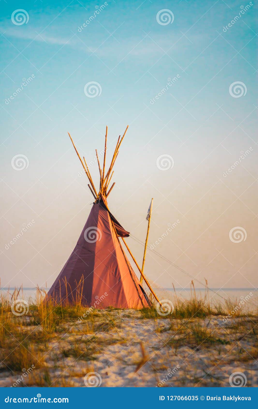 Una foto de un tipi imagen de archivo. Imagen de lona - 127066035