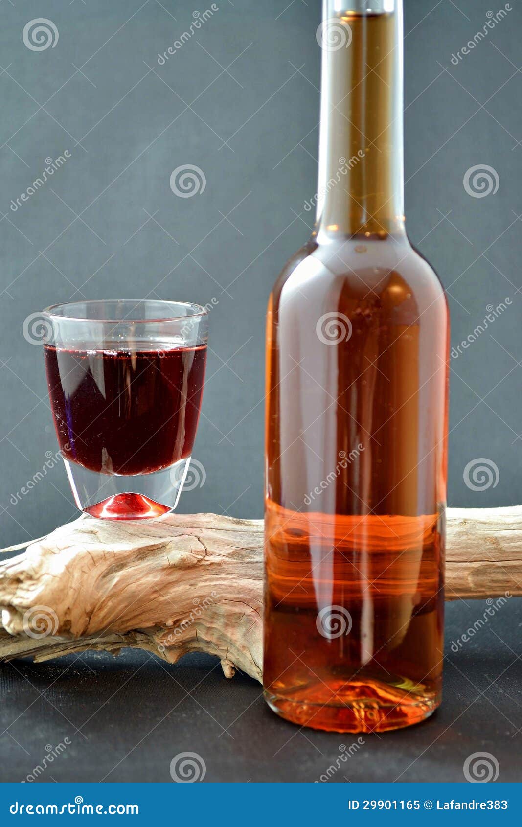 Botella del licor imagen de archivo. Imagen de licor - 29901165