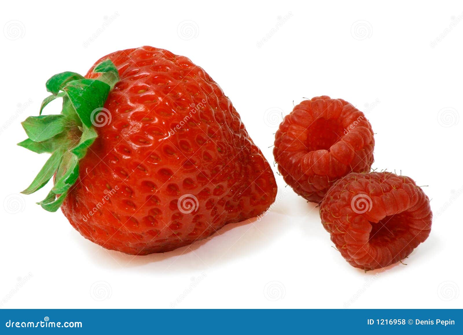 Una fresa y dos frambuesas foto de archivo. Imagen de nonfat - 1216958
