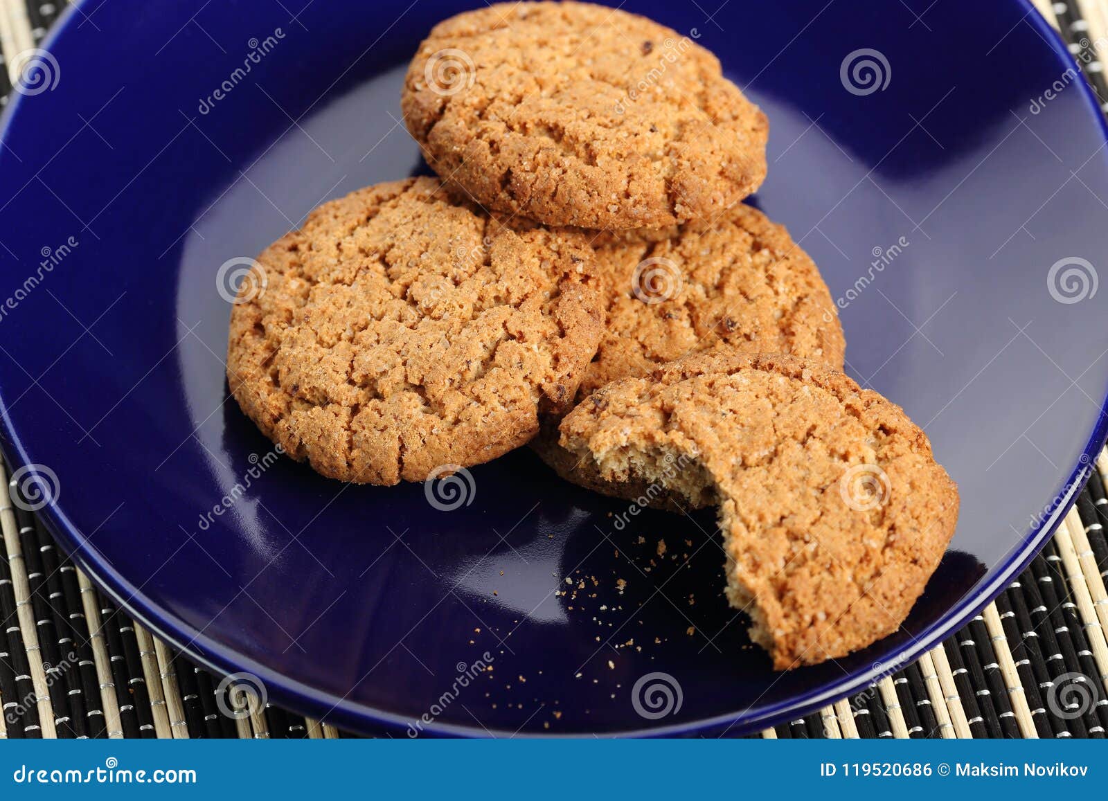 Una Galleta Mordida En Una Placa Foto de archivo - Imagen de cocina ...