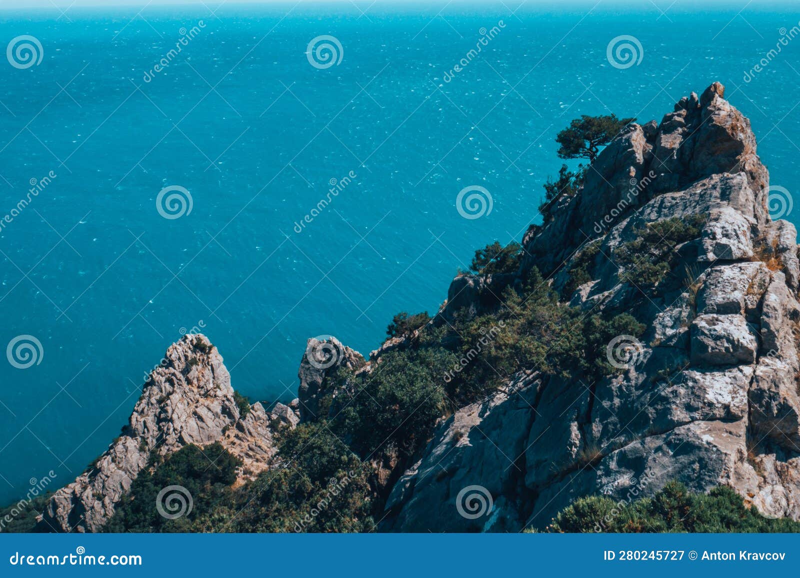Una Gran Roca Sobre El Mar. Imagen de archivo - Imagen de parque, cielo ...