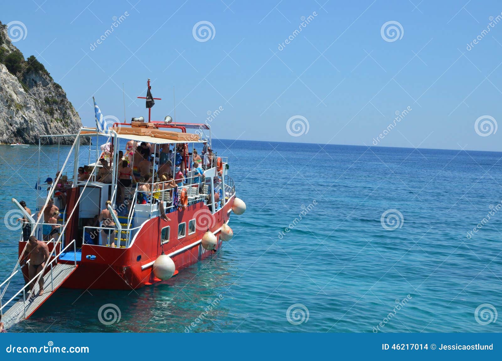 Una grande barca sul mare immagine stock editoriale. Immagine di minuto ...