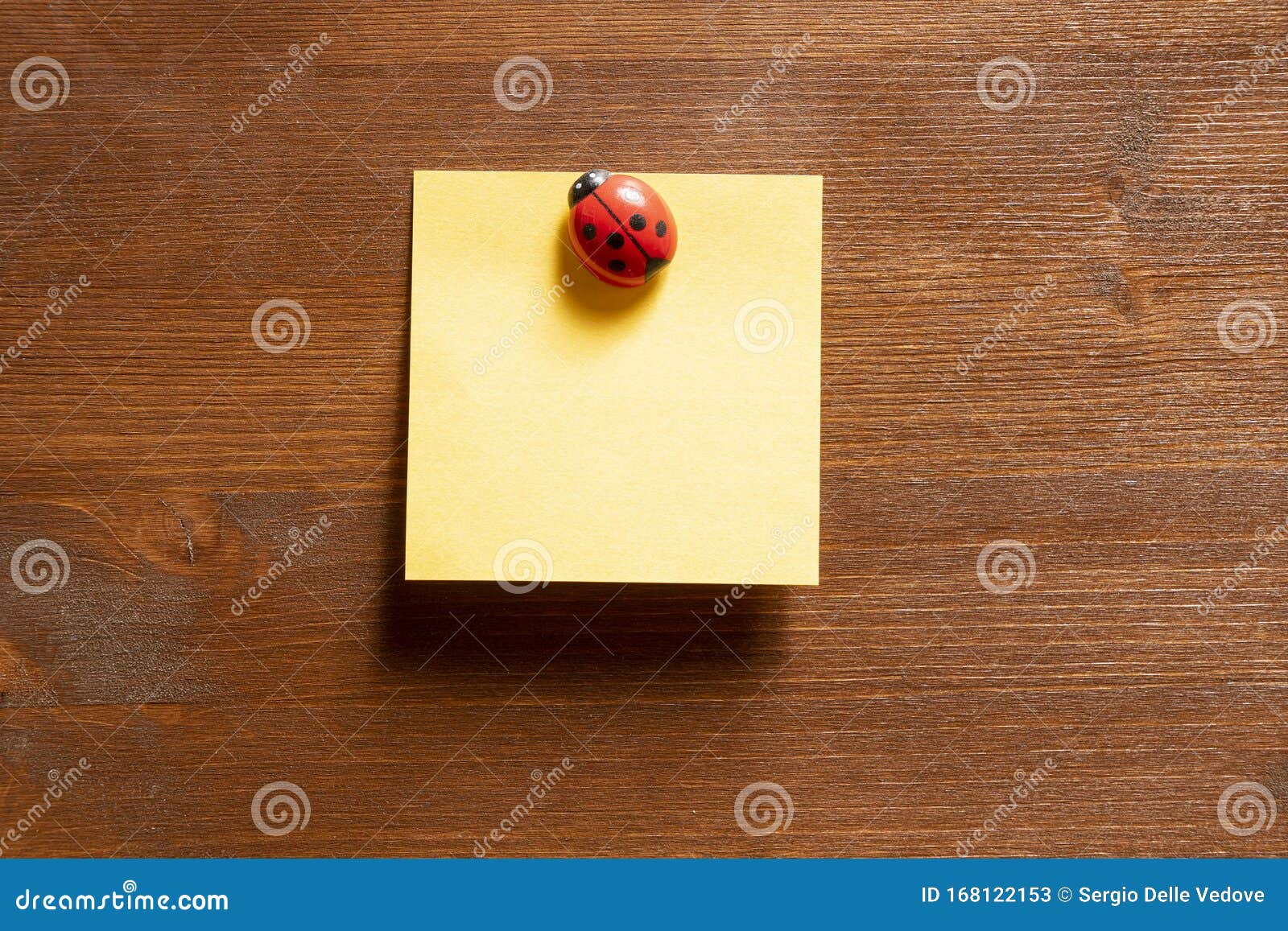 Una hoja de memo en blanco imagen de archivo. Imagen de pista - 168122153