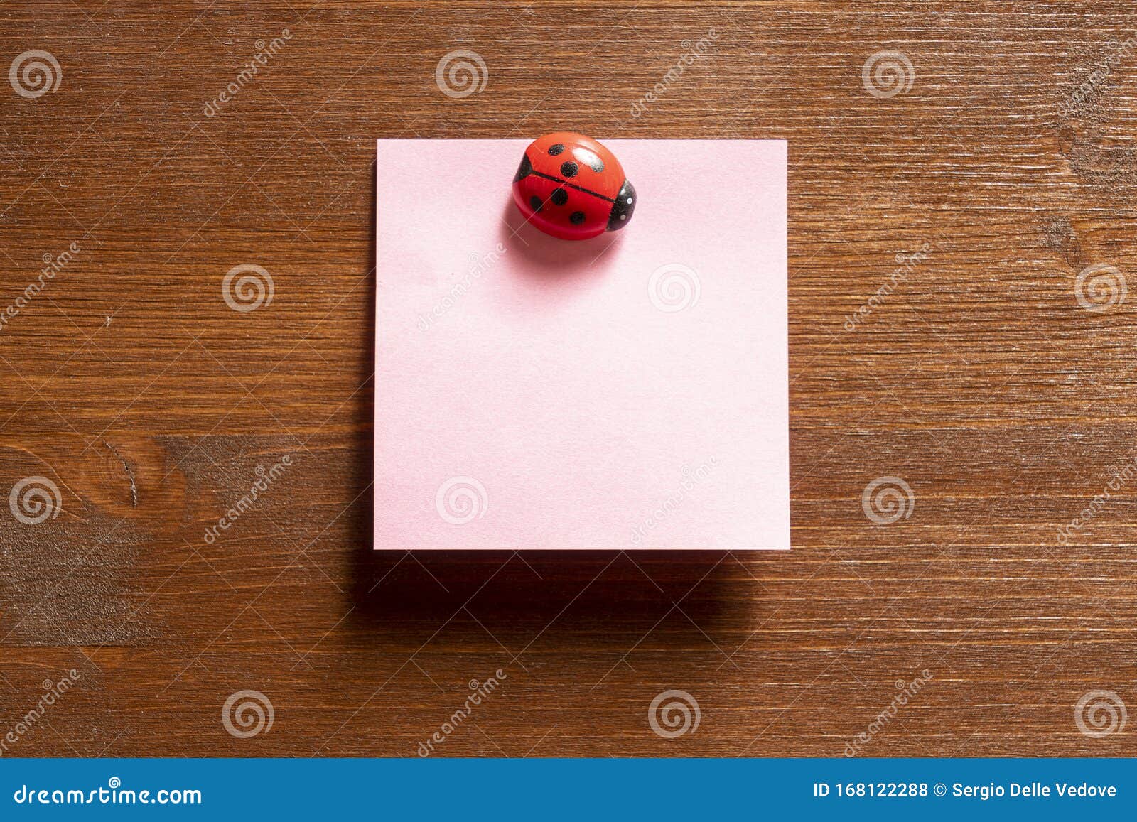 Una hoja de memo en blanco foto de archivo. Imagen de rojo - 168122288