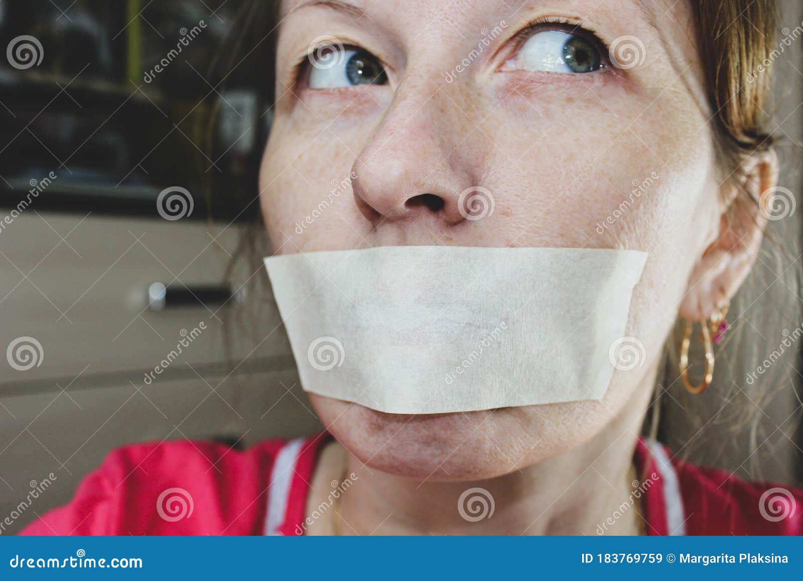 Una Joven Con La Boca Tapada Imagen de archivo - Imagen de hombre, cara ...