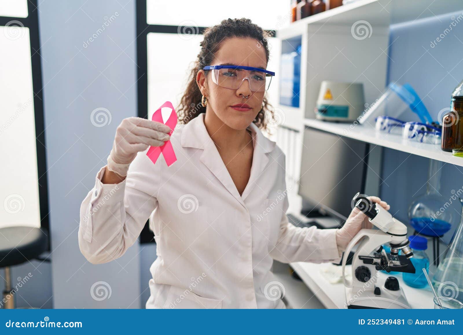 Una Joven Hispana Que Trabaja En Un Laboratorio Científico Que Busca ... Una Joven Hispana Que Trabaja En Un Laboratorio Científico Que Busca ...