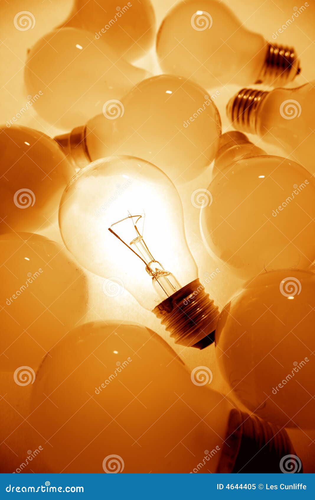 Una lampadina luminosa immagine stock. Immagine di concettuale - 4644405