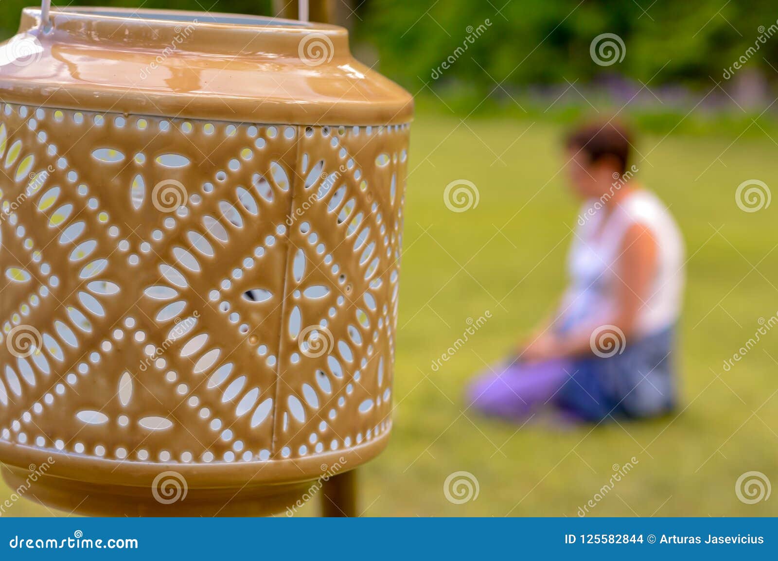 Una Lanterna E Una Donna Inginocchiata Fotografia Stock - Immagine di ...