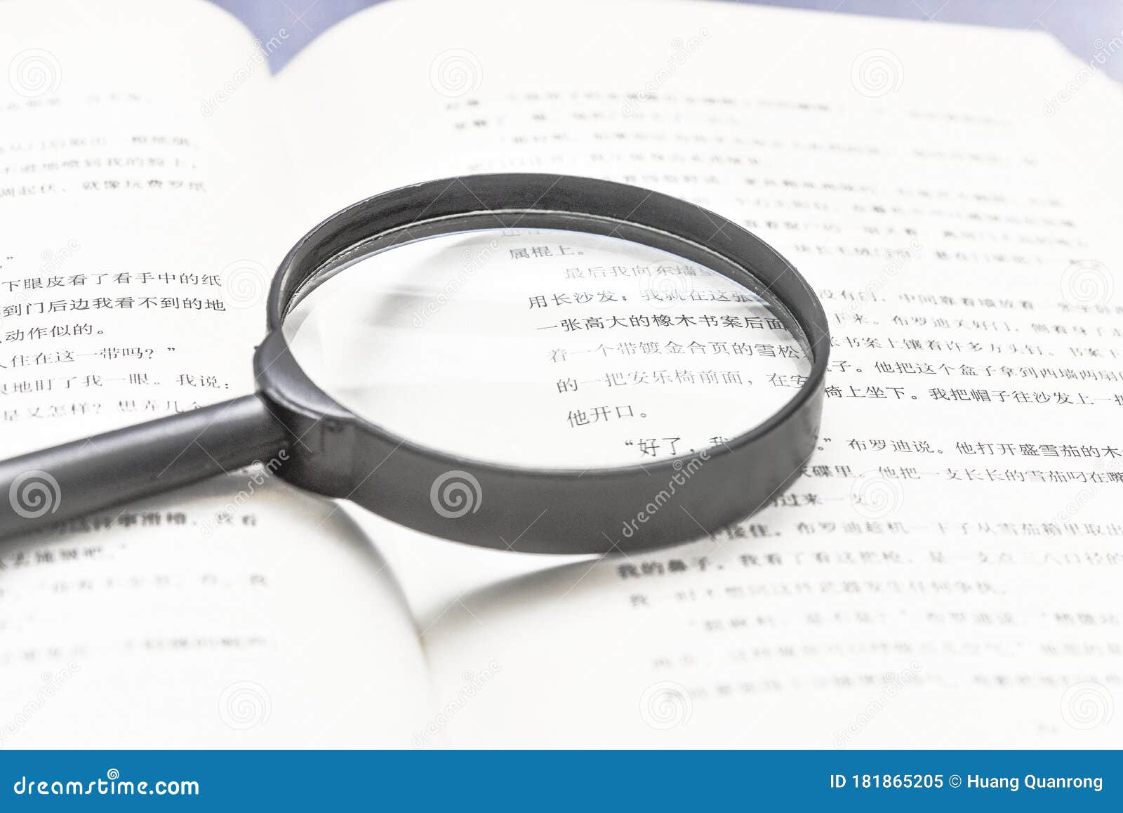 Una Lupa Colocada En Un Libro Abierto. Imagen de archivo - Imagen de ...