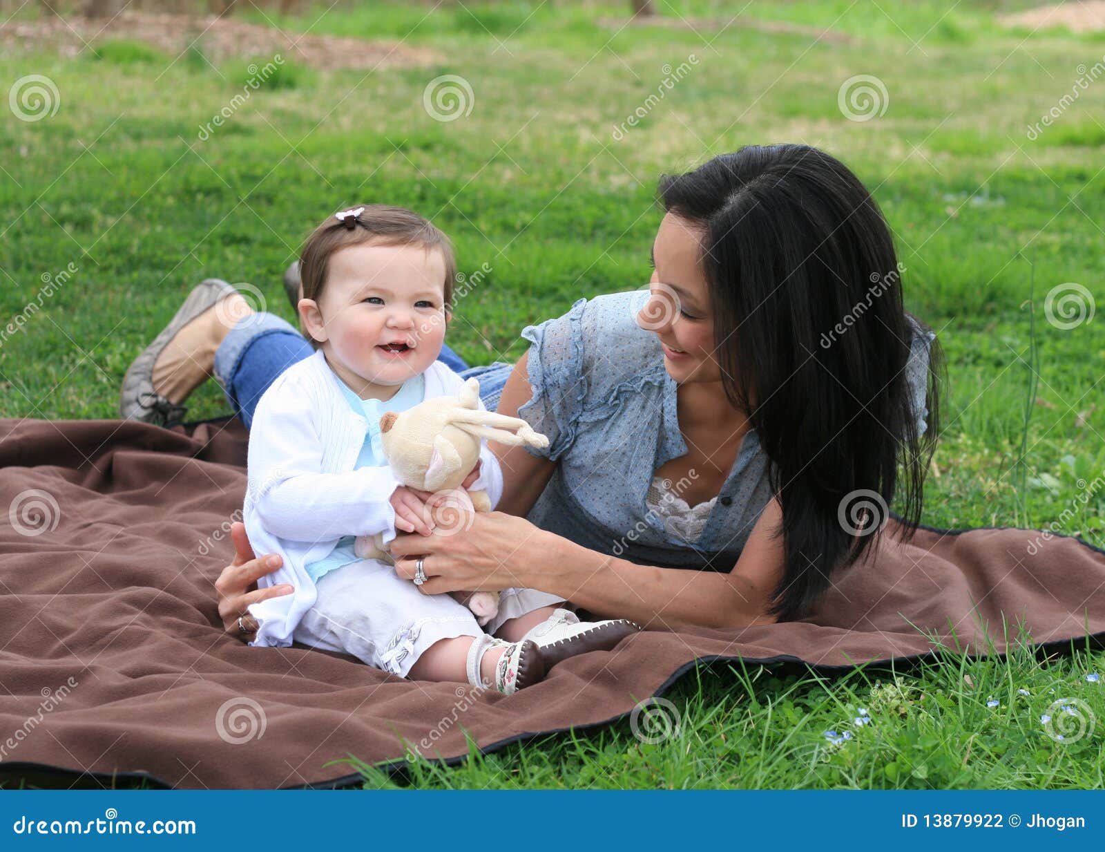 Una mama y su bebé foto de archivo. Imagen de afecto - 13879922