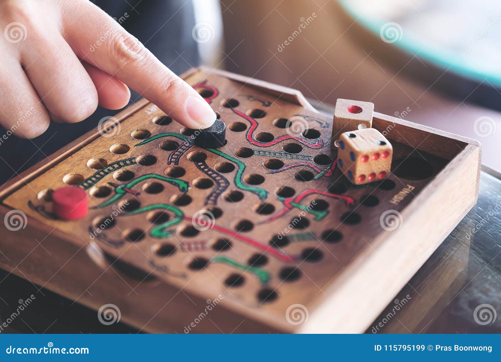 Una Mano Che Gioca Il Gioco Di Legno Delle Scale E Dei Serpenti ...