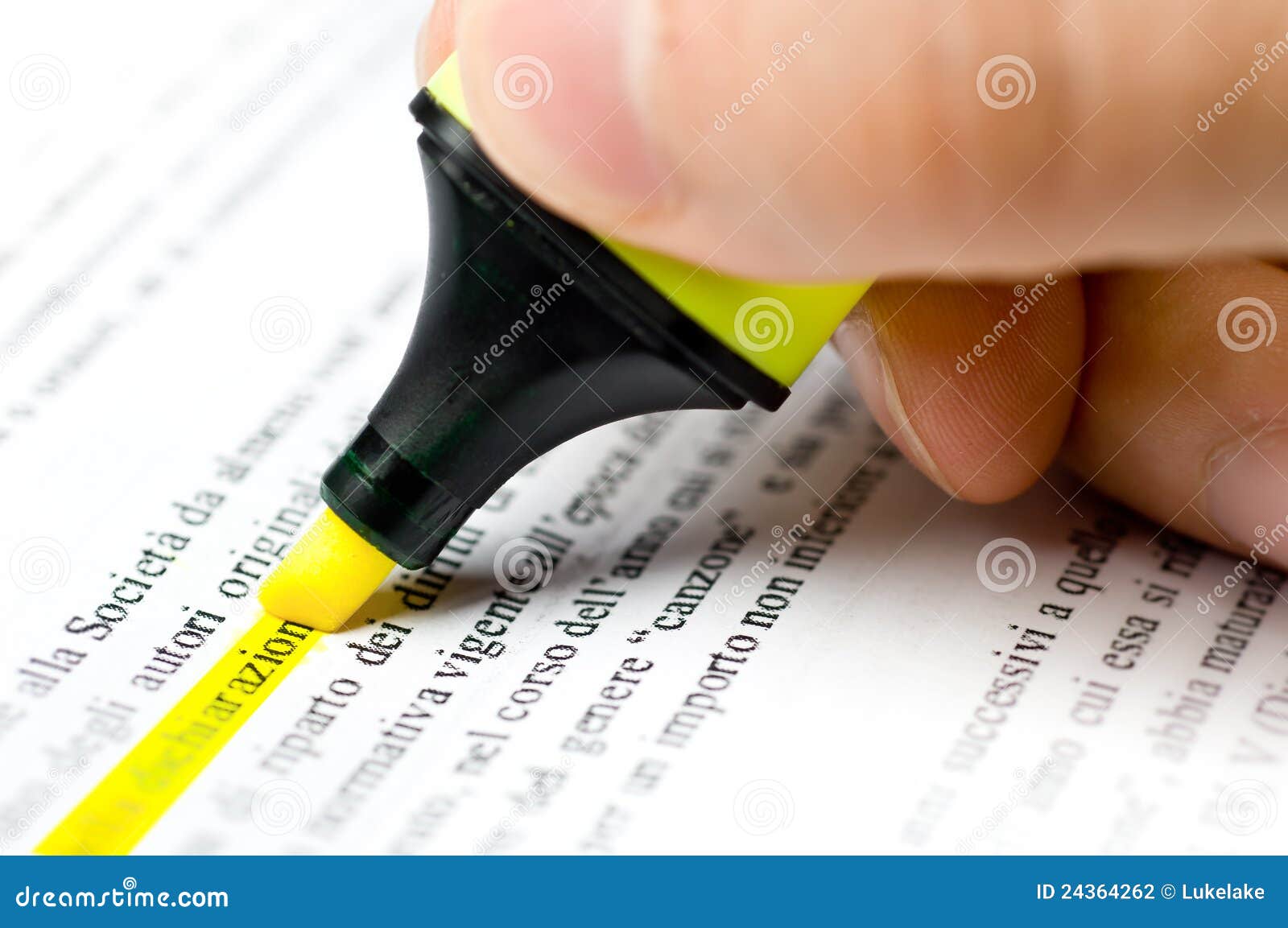 Una Mano Che Scrive Con Un Highlighter Su Un Documento Fotografia Stock ...