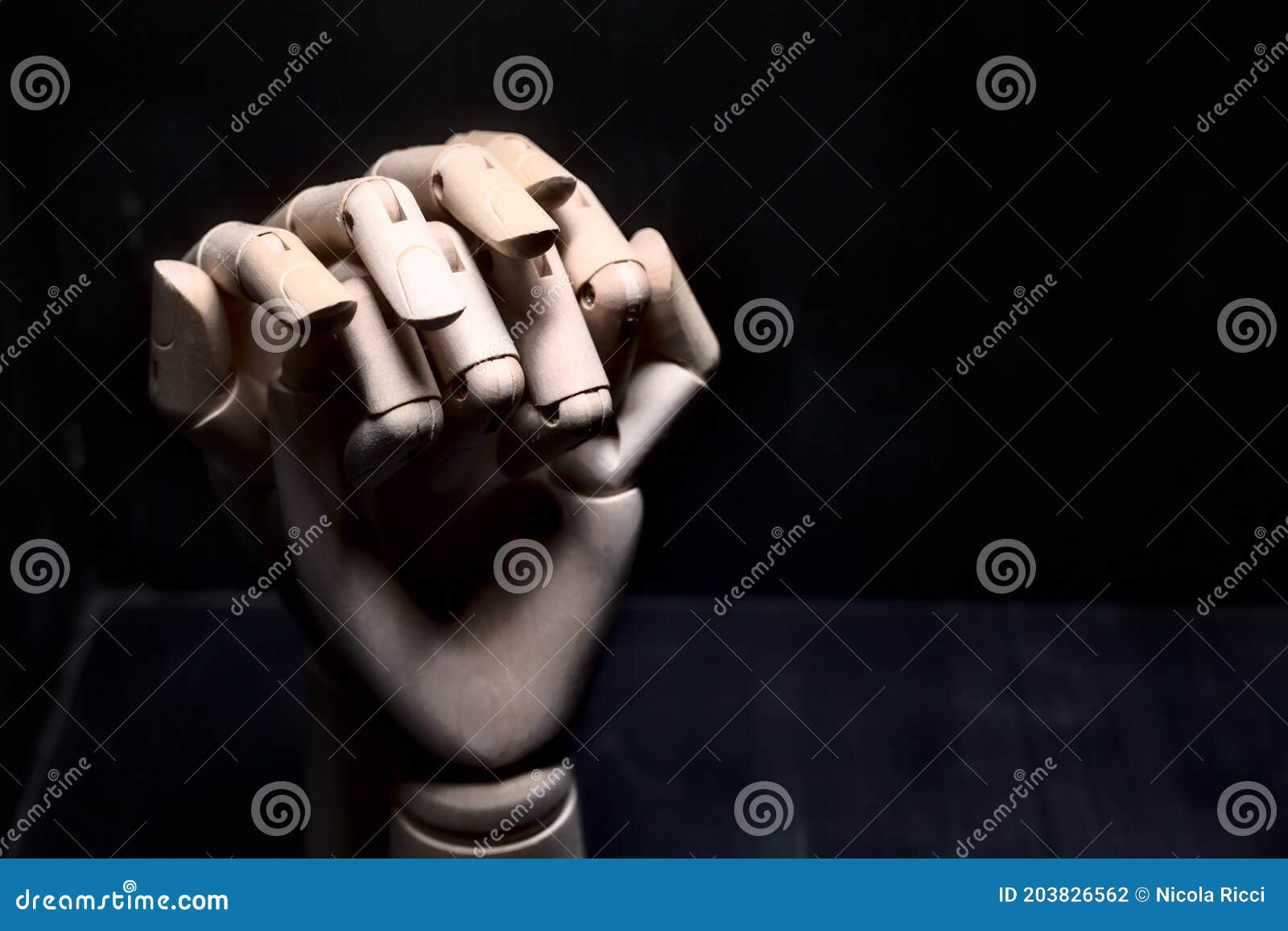 Una Mano De Madera Que Agarra Una Mano De Madera Fuertemente Cerrada ...
