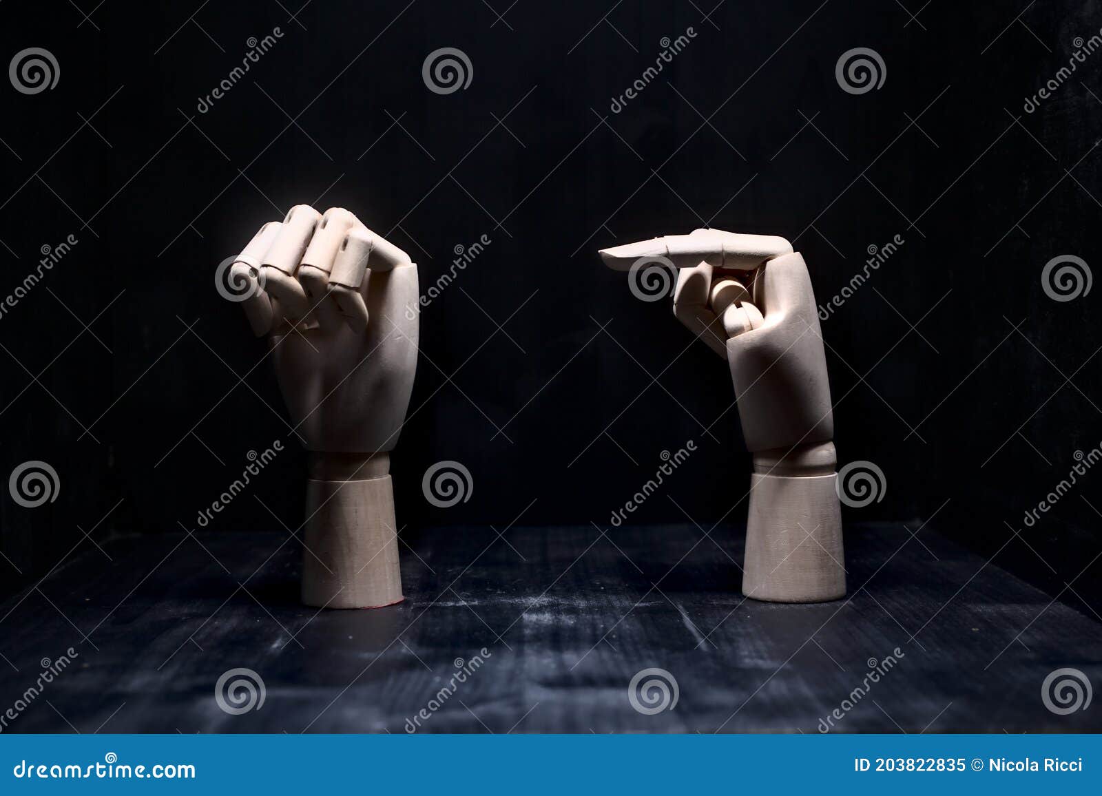 Una Mano De Madera Que Apunta a Una Mano De Madera Fuertemente Cerrada ...