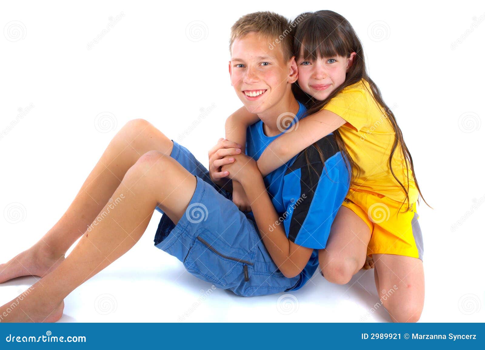 Una Muchacha Que Da a Un Muchacho Un Abrazo Grande Imagen de archivo ...