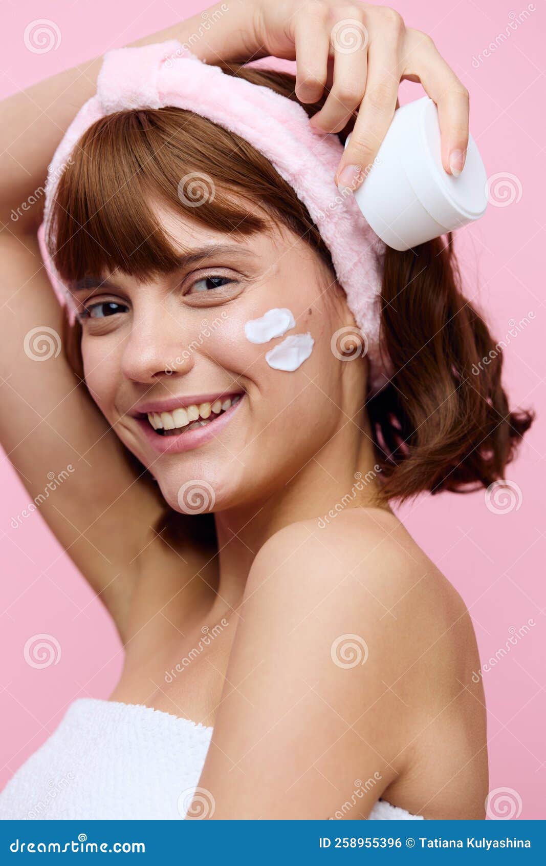 Una Mujer Encantadora Con Una Hermosa Piel Una Sonrisa Blanca Y El