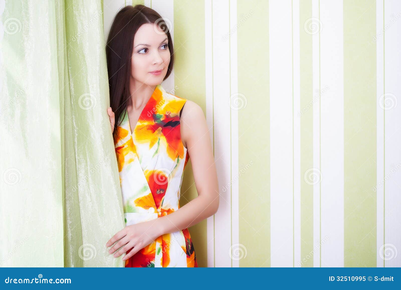 Una Mujer Hermosa Está Presentando Imagen de archivo - Imagen de modelo ...