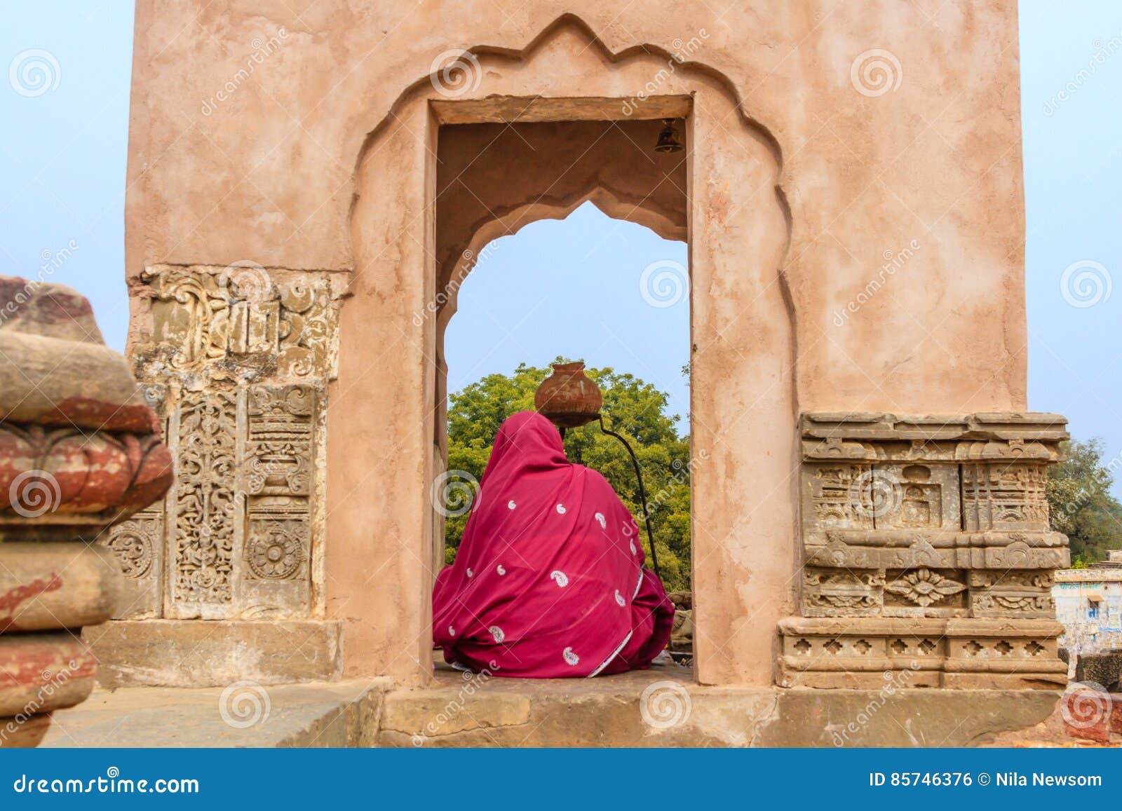 Una Mujer Hindú Que Adora Shiva Foto editorial - Imagen de asia, india ...