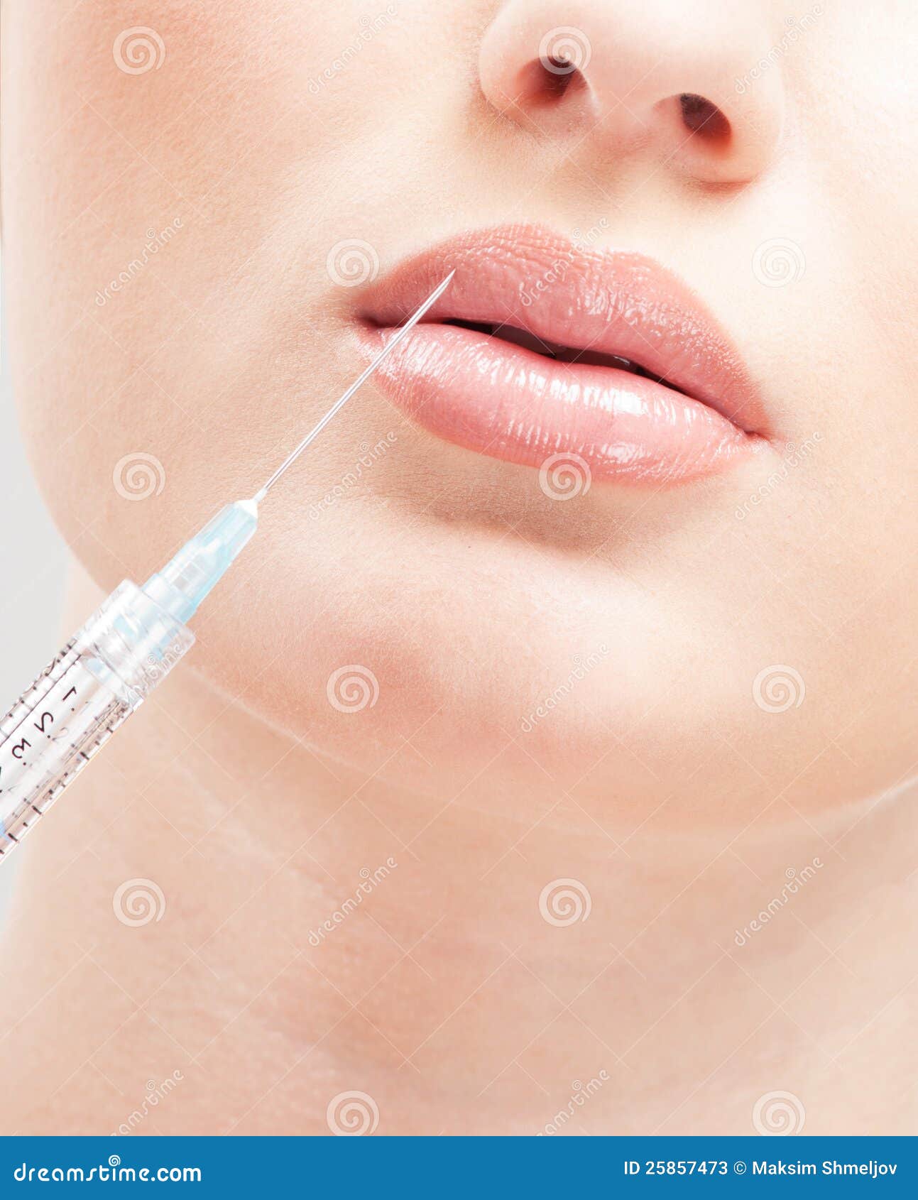 Una Mujer Joven Que Inyecta El Botox En Sus Labios Imagen de archivo ...