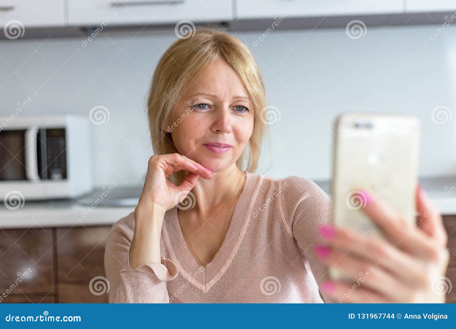 Una Mujer Mayor Que Toma Un Selfie En Casa Foto De Archivo Imagen De