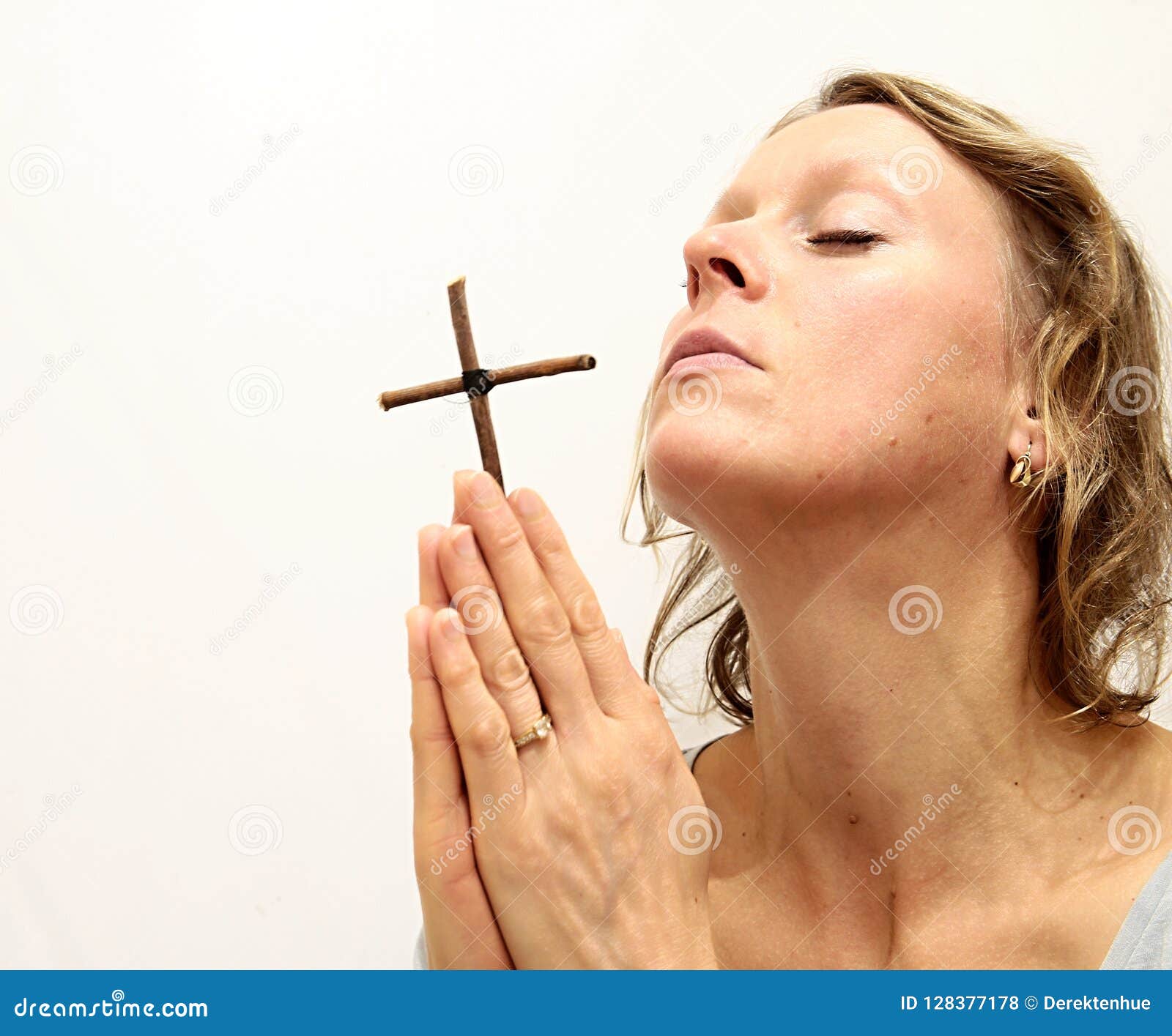Una mujer rezando a Dios. foto de archivo. Imagen de adulto - 128377178