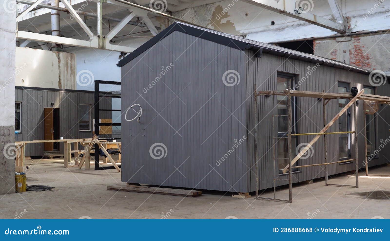 Una Nueva Casa Modular Prefabricada De Madera Dentro De Un Edificio Industrial Metrajes - Vídeo ...