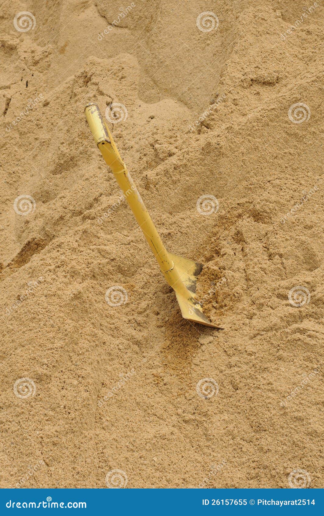 Una pala que cava en pila imagen de archivo. Imagen de desarrollo ...