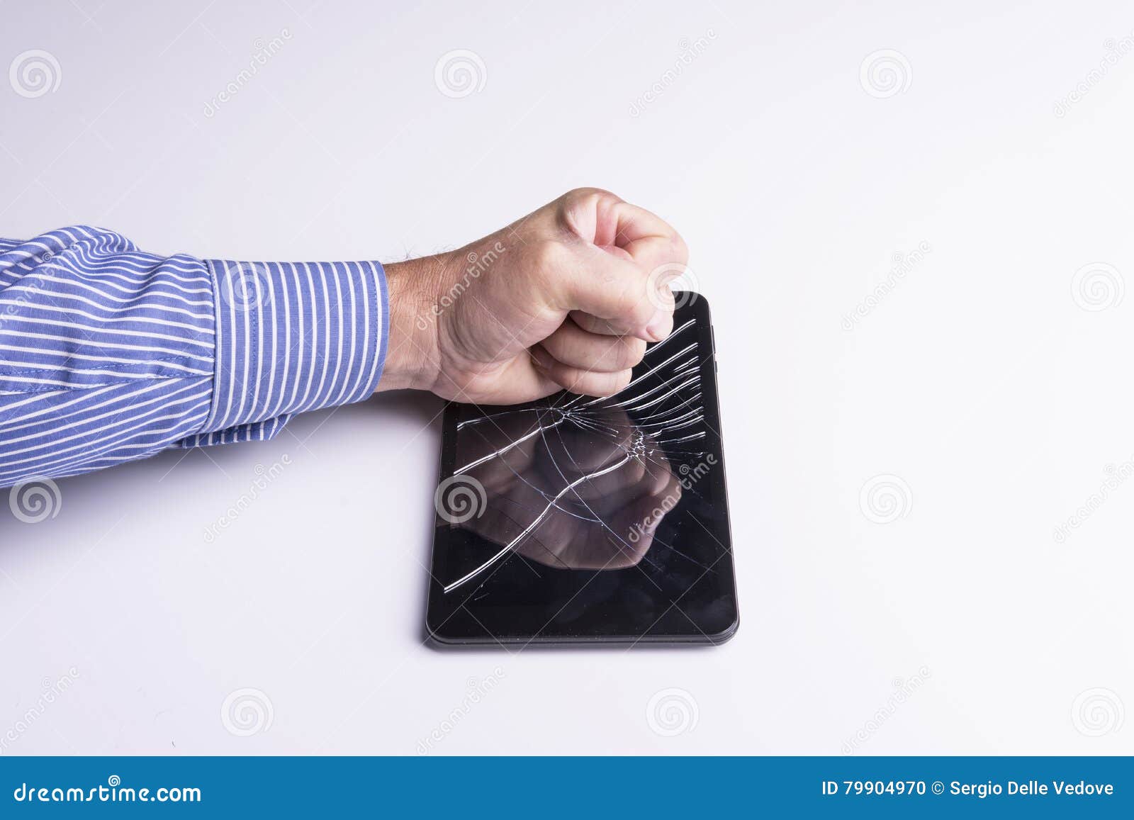Una pantalla rota foto de archivo. Imagen de negro, personal - 79904970