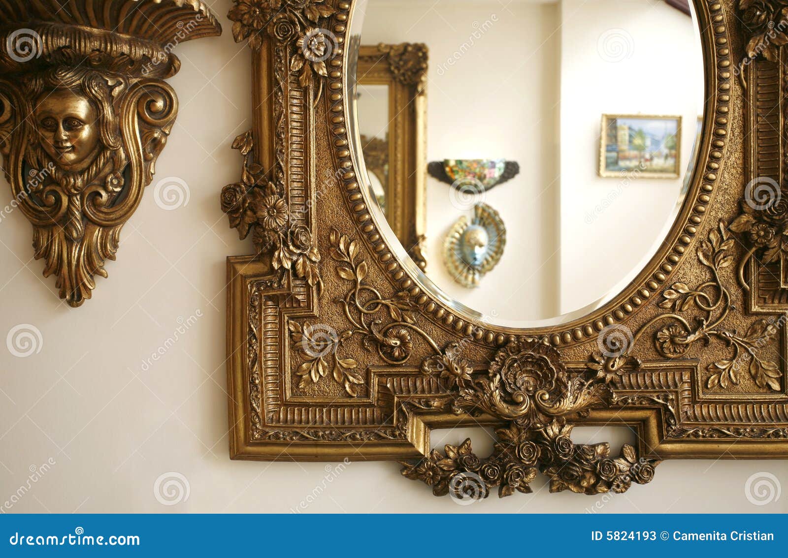 Una Parte Di Uno Specchio Antico Immagine Stock - Immagine di reale ...