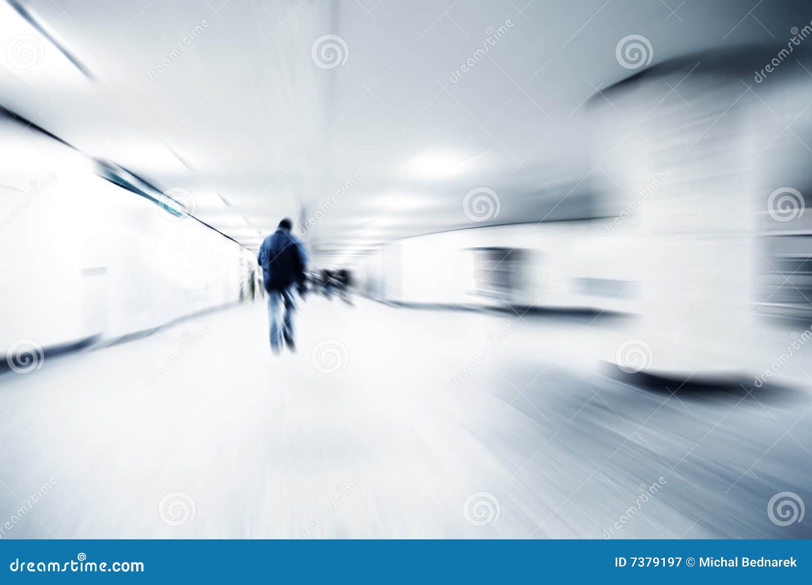 Una Persona Perdida En La Acometida Imagen de archivo - Imagen de ...