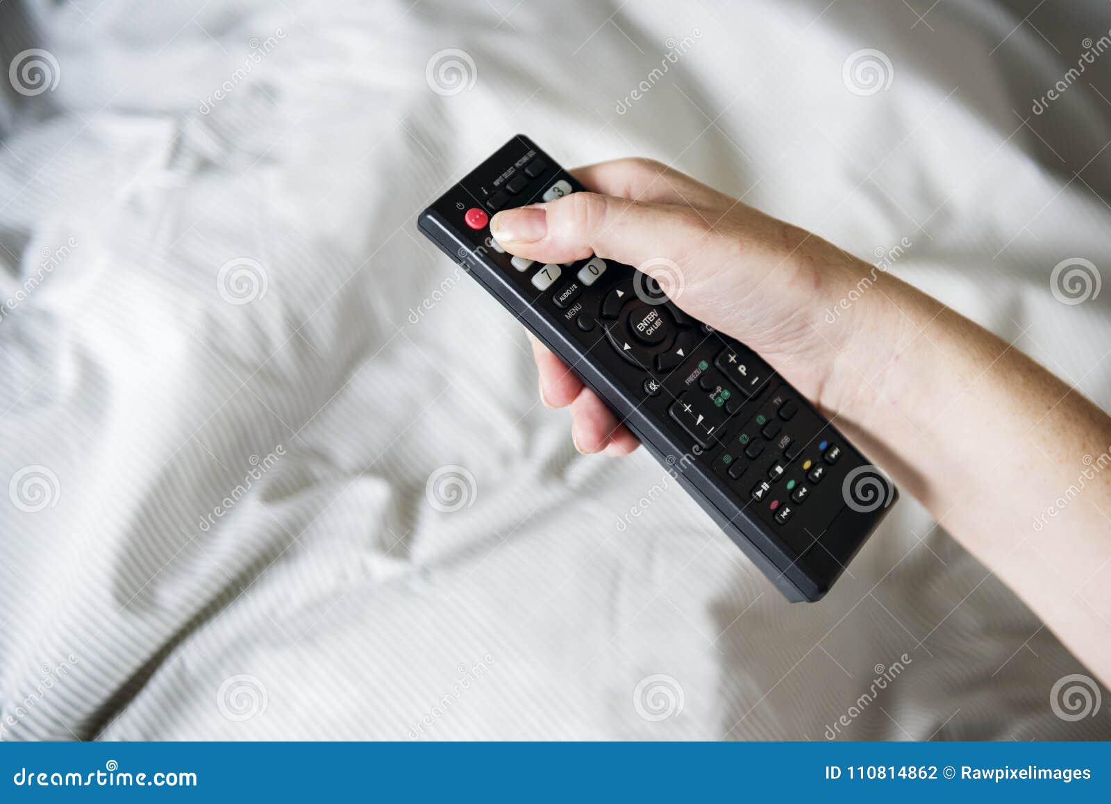 Una Persona Que Lleva Un Control Remoto Foto de archivo - Imagen de ...