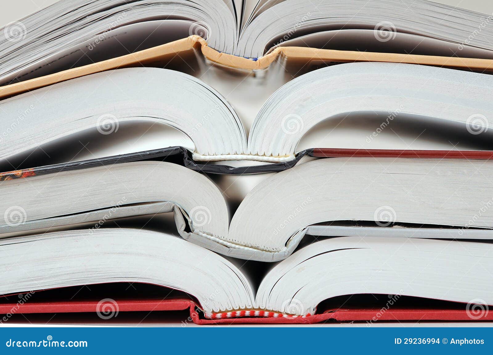 Una pila di libri aperti fotografia stock. Immagine di pesante - 29236994