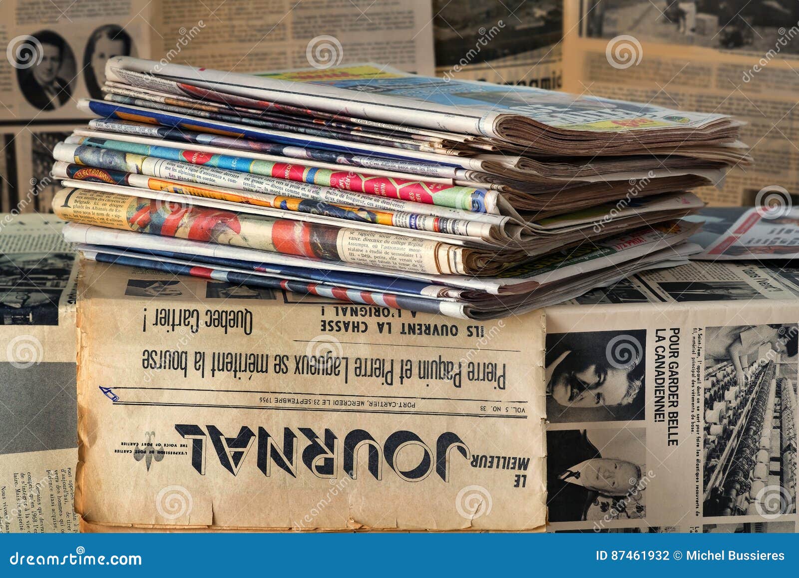 Una Pila Di Vecchi Giornali Fotografia Editoriale - Immagine di ...