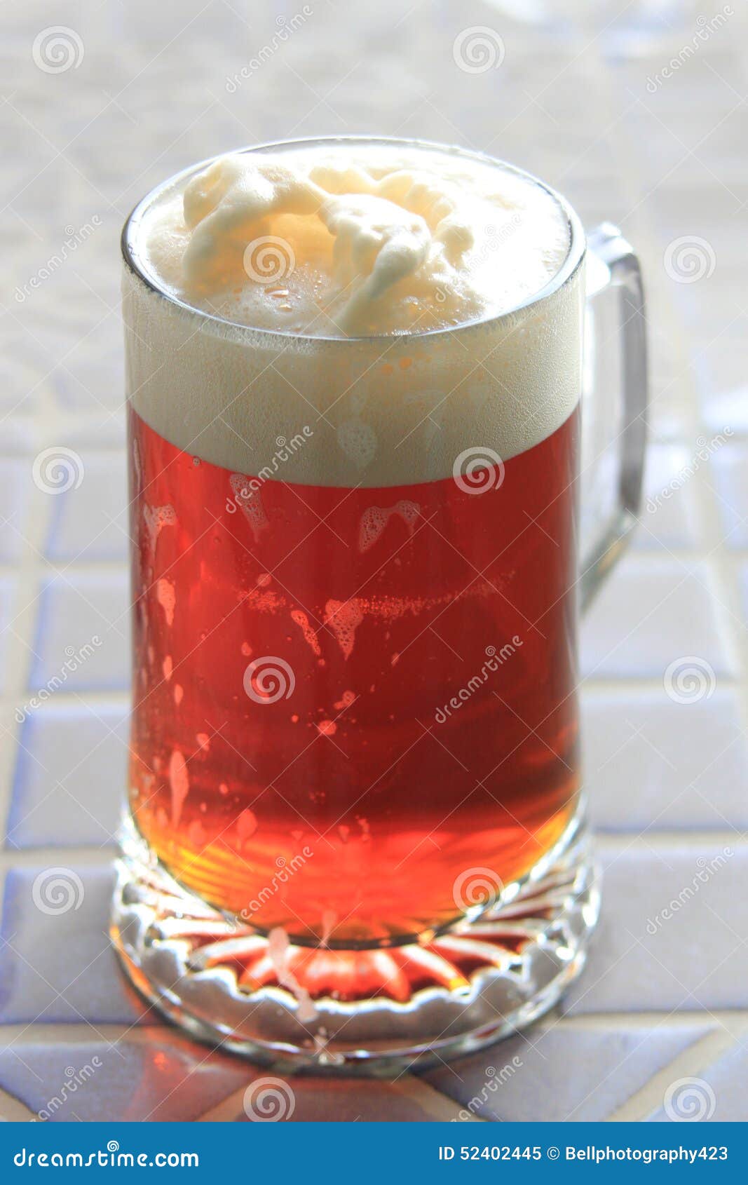 Una pinta di birra al sole immagine stock. Immagine di pubblicazione ...