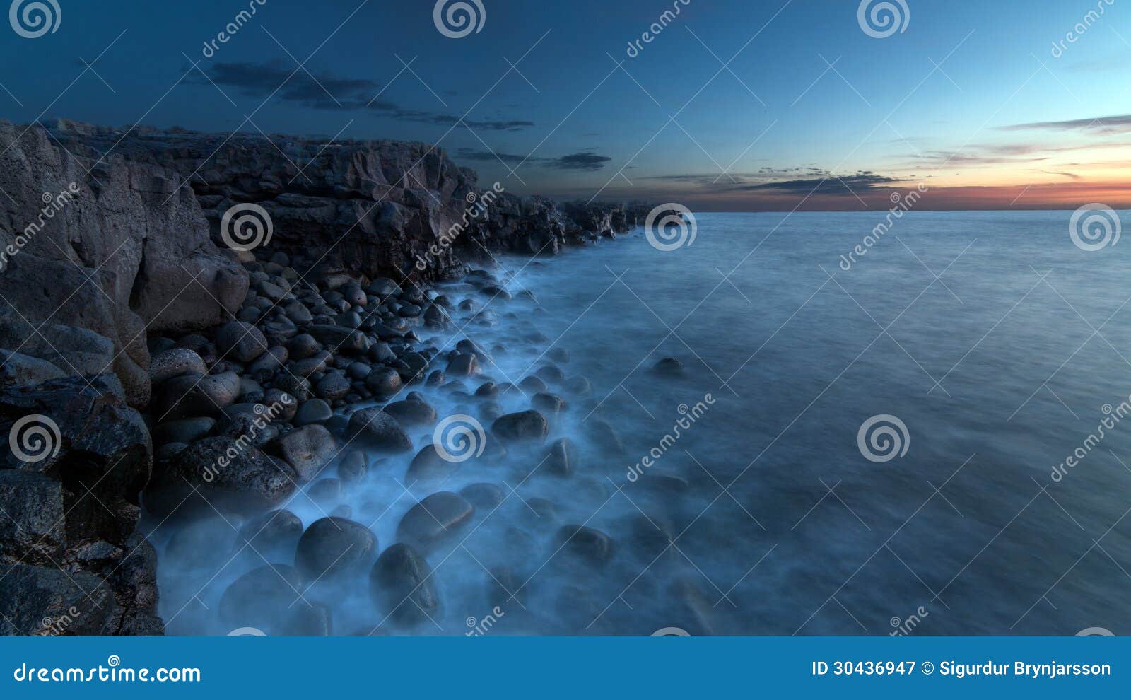 Una playa rocosa imagen de archivo. Imagen de vacaciones - 30436947