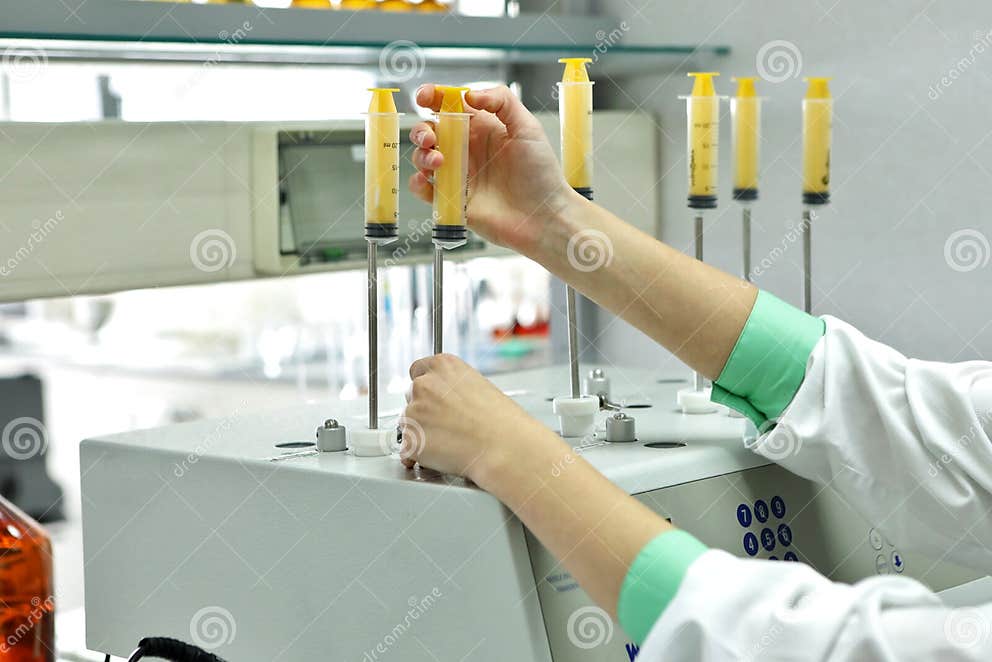 Una Química Femenina Realiza Pruebas De Solubilidad De Comprimidos Y